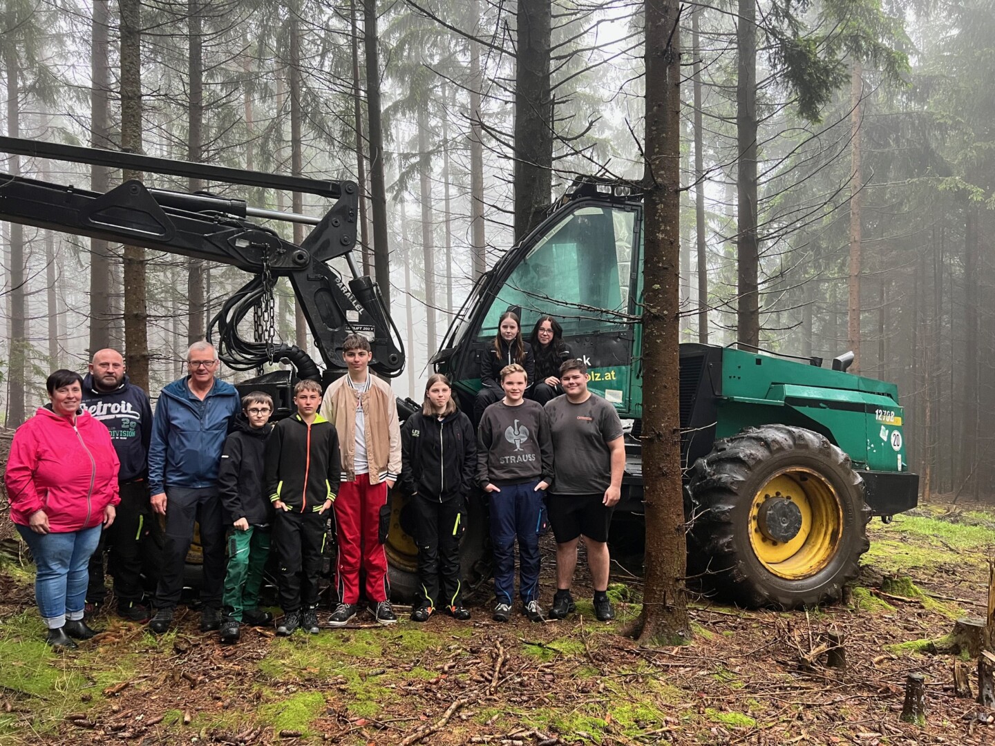 Harvester bei Holzernte im Wald - bauernnetzwerk
